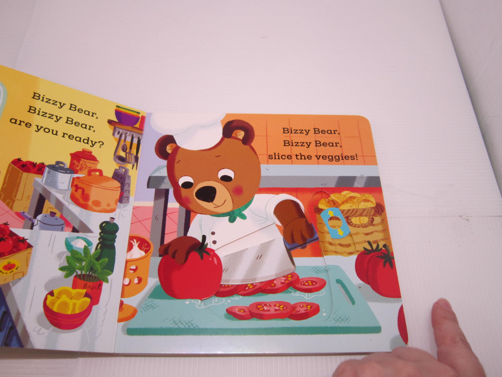 「二手書」Nosy Crow Bizzy Bear Pizza time 硬頁 英文繪本 QRcode MP3 | 蝦皮購物