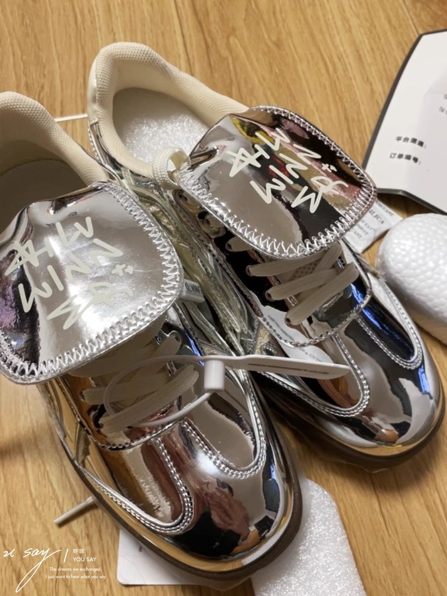 ～YOU SAY～ 台北實體門市經銷授權 Killwinner 張員瑛同款德訓鞋 翻蓋鞋舌 蝴蝶結 蕾絲鞋帶 送耳機 銀 | 蝦皮購物