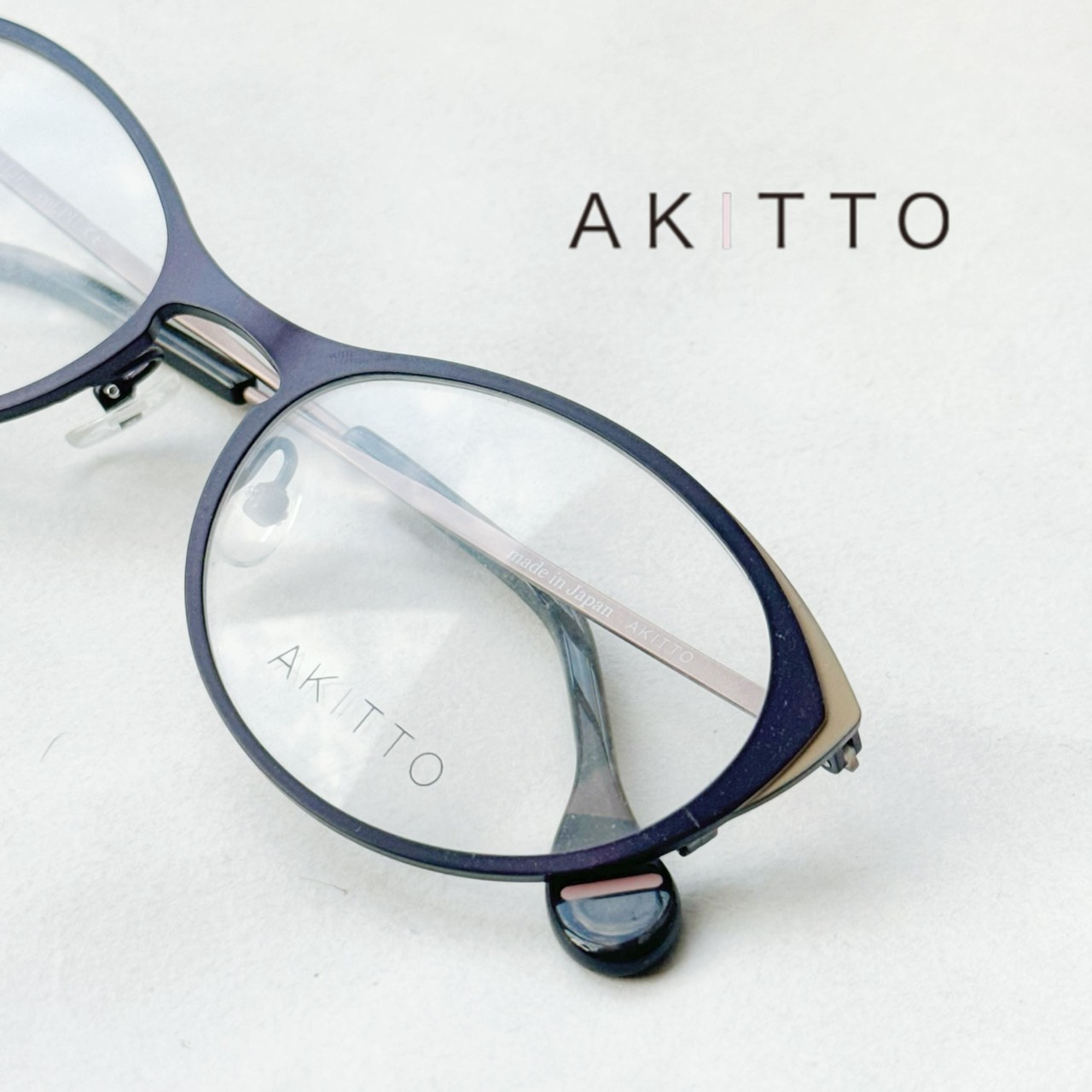 【AKITTO｜以七寶燒工藝點亮眼鏡細節】日本手工框｜專為亞洲女生臉型打造｜小臉｜純鈦｜讓人戴上會微笑的眼鏡｜貓眼 | 蝦皮購物