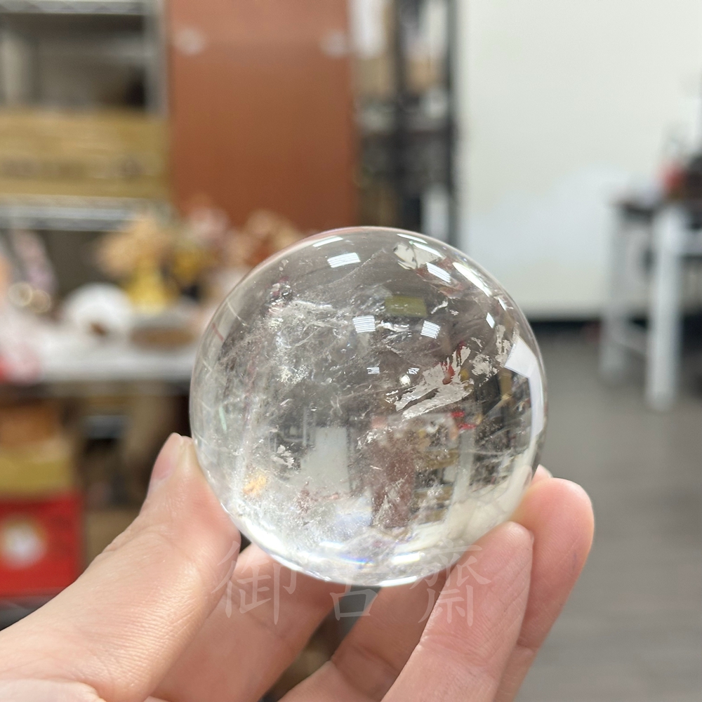 【御古齋】精選 天然 清透料 白水晶球 水晶球 彩虹光 淨化心靈 有球必應 增強磁場 風水開運擺件 附座 092403 | 蝦皮購物